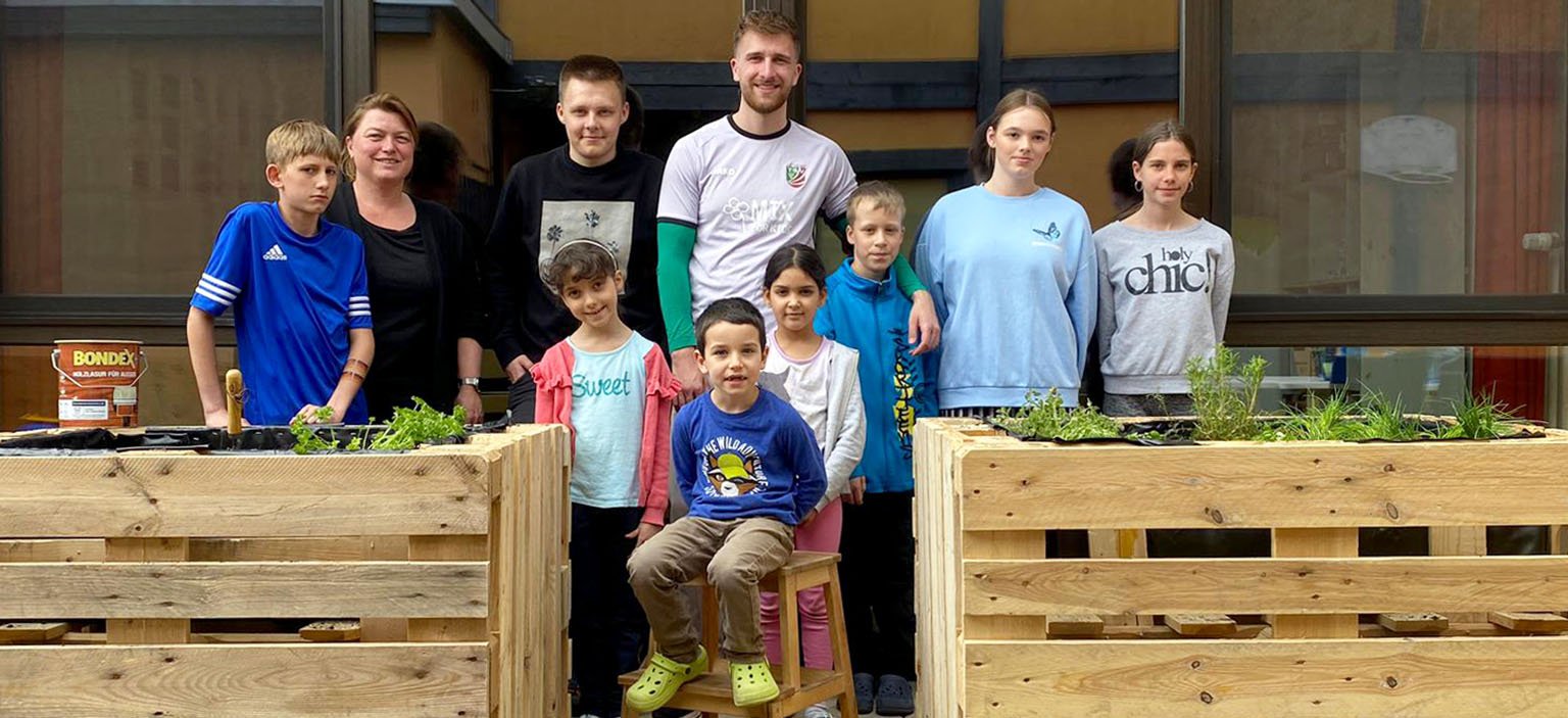 Apprentices plant herb garden – Kräuter Mix GmbH